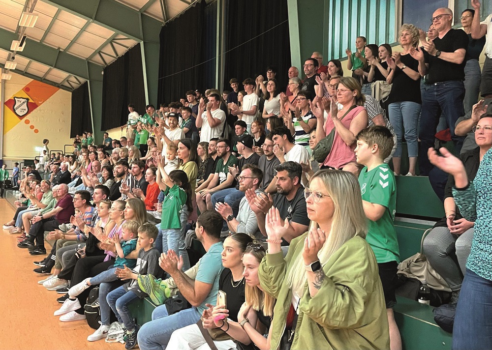 Männer im Abstiegsderby gegen Lingenfeld, mit einem 30:25 Sieg, vor ...